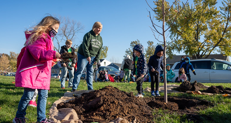 Grant Wood Students Plant Trees - Grant Wood Elementary SchoolGrant ...